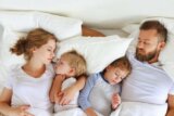 Dormire nel lettone con mamma e papà - Vivere più sani