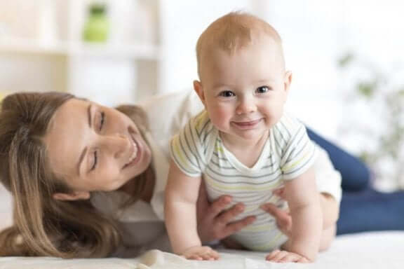 Come stimolare il bambino a gattonare - Vivere più sani