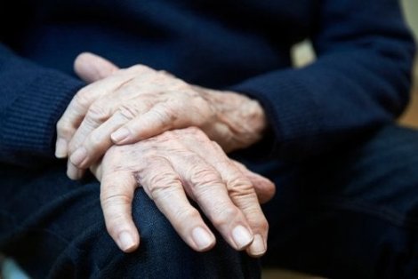 Tremore essenziale: sintomi, cause e terapia - Vivere più sani